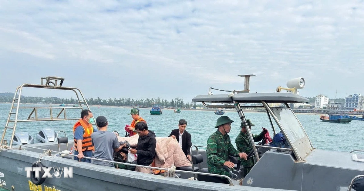 Bộ đội Biên phòng hỗ trợ đưa người dân bệnh nặng vào đất liền cấp cứu ...