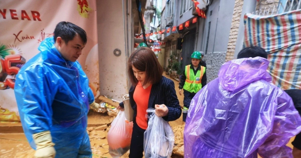 Khắc phục sự cố phun trào bùn nhão tại ngõ 7 Giang Văn Minh | Vietnam+ ...