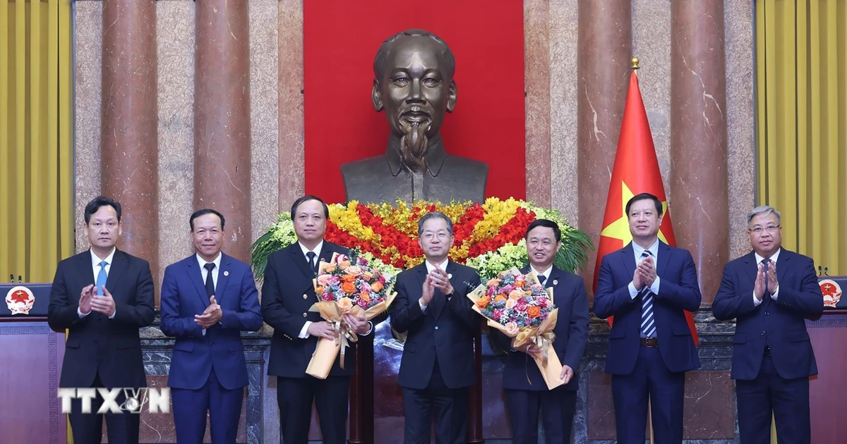 Chủ tịch nước trao quyết định bổ nhiệm hai Phó Chánh án Toà án nhân dân ...