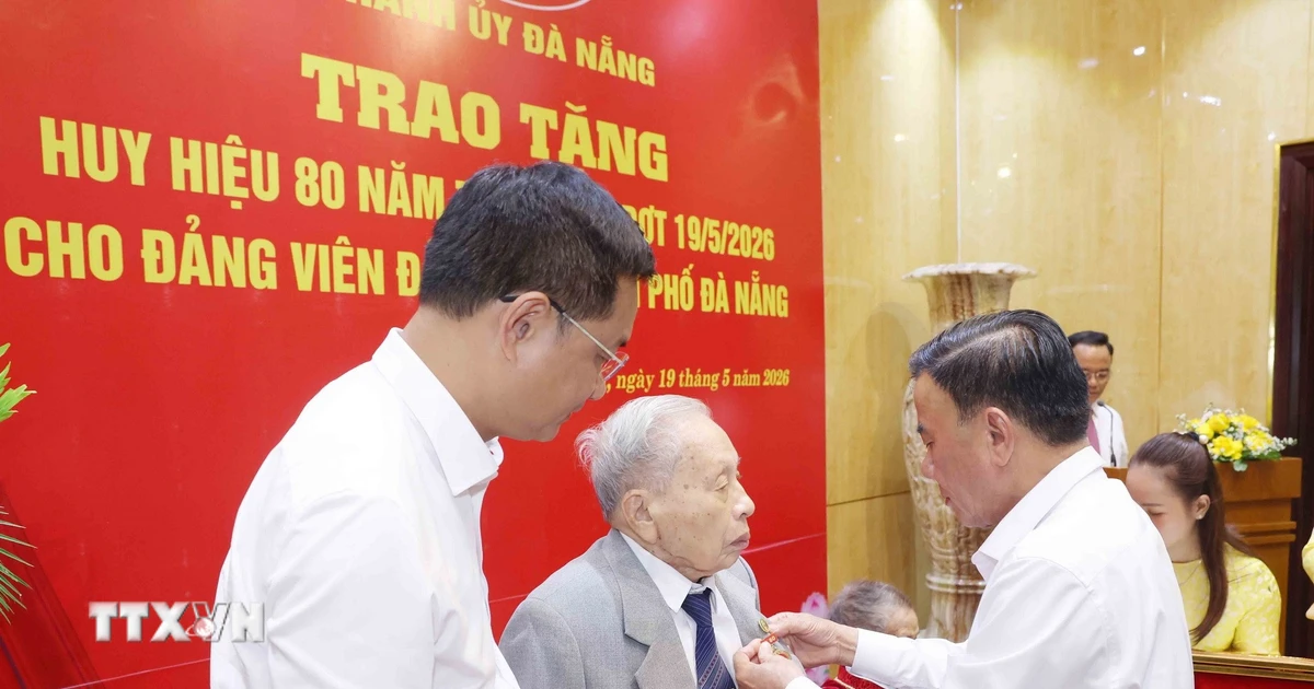 Bộ Chính trị trao tặng Huy hiệu 80 năm tuổi Đảng lần đầu tiên