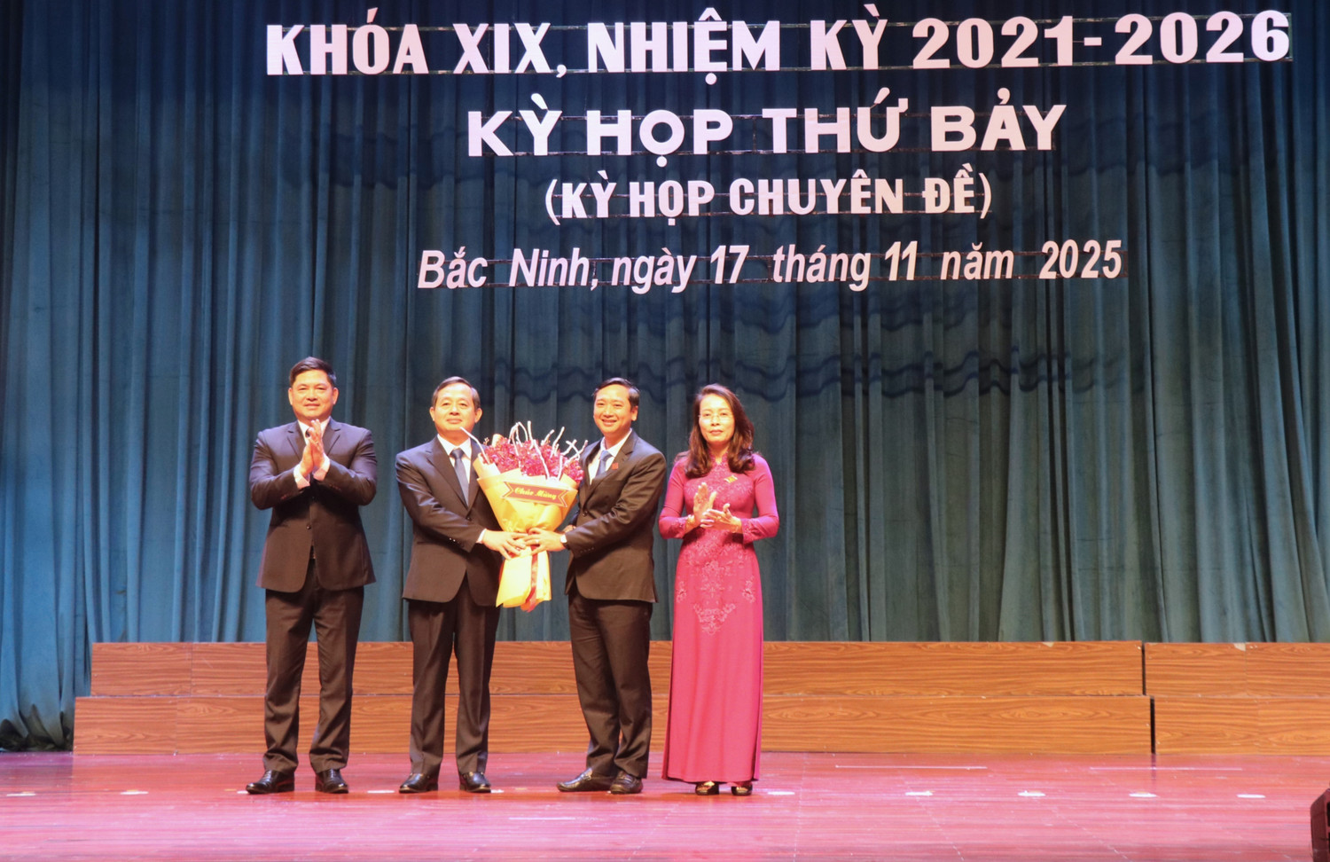 Mr. Pham Hoang Son was elected Chairman of the People's Committee of ...
