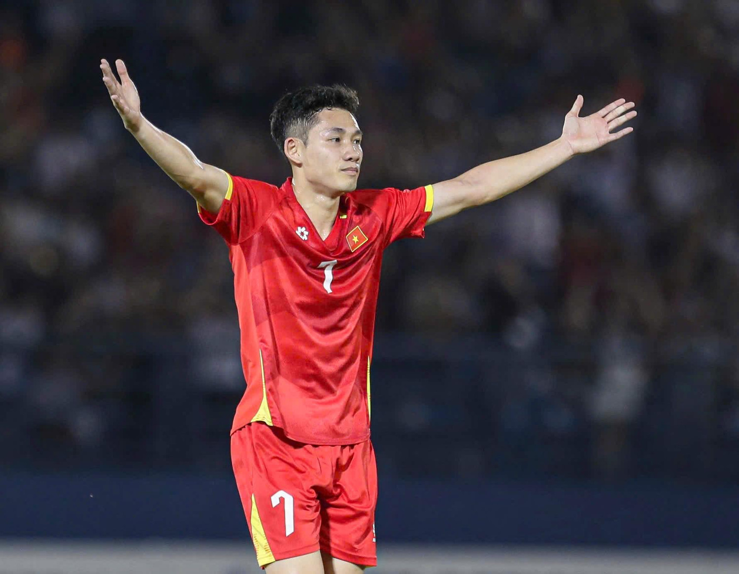 Hai Long và Văn Vĩ lập công, Việt Nam thắng 2-1 Campuchia | Vietnam+ ...
