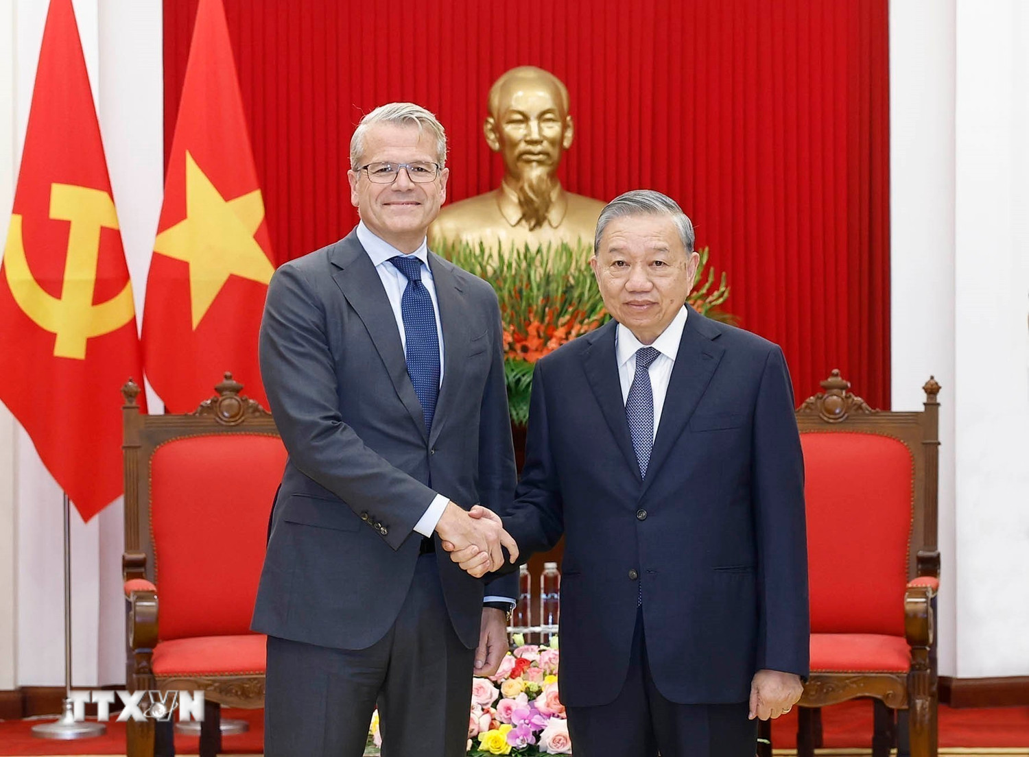 General Secretary To Lam received the Danish AP Moller Maersk Group