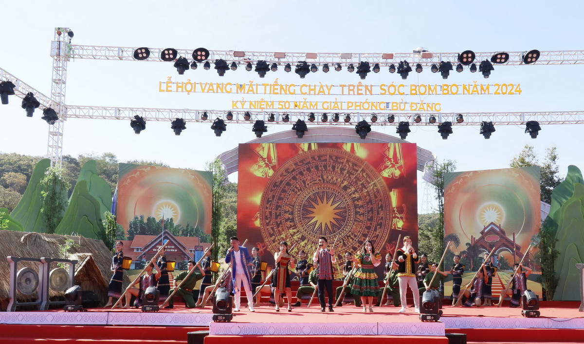 Lễ hội Vang mãi tiếng chày trên sóc Bom Bo: Tái hiện hình ảnh giã gạo ...