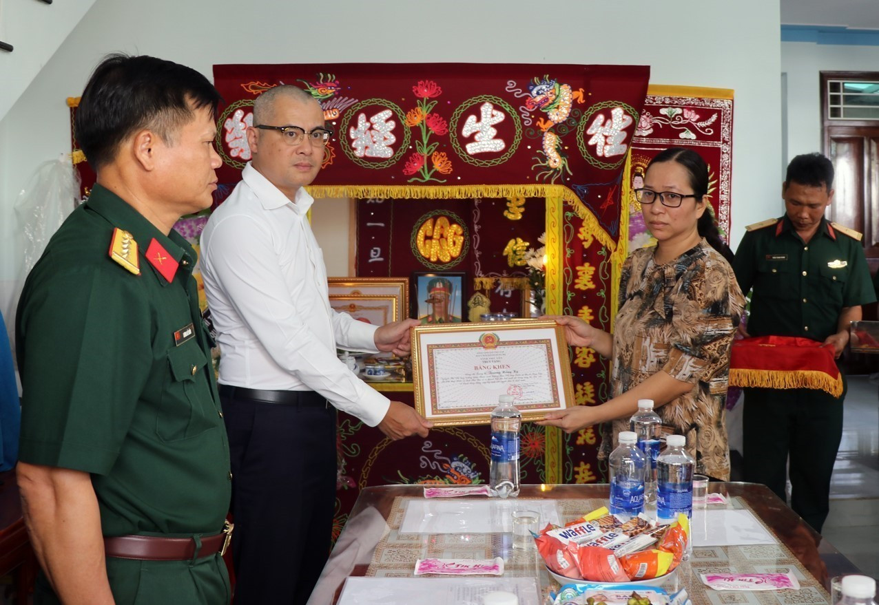 Truy tặng Bằng khen Trung tá Trương Hồng Kỳ dũng cảm cứu người | Vietnam+ (VietnamPlus)
