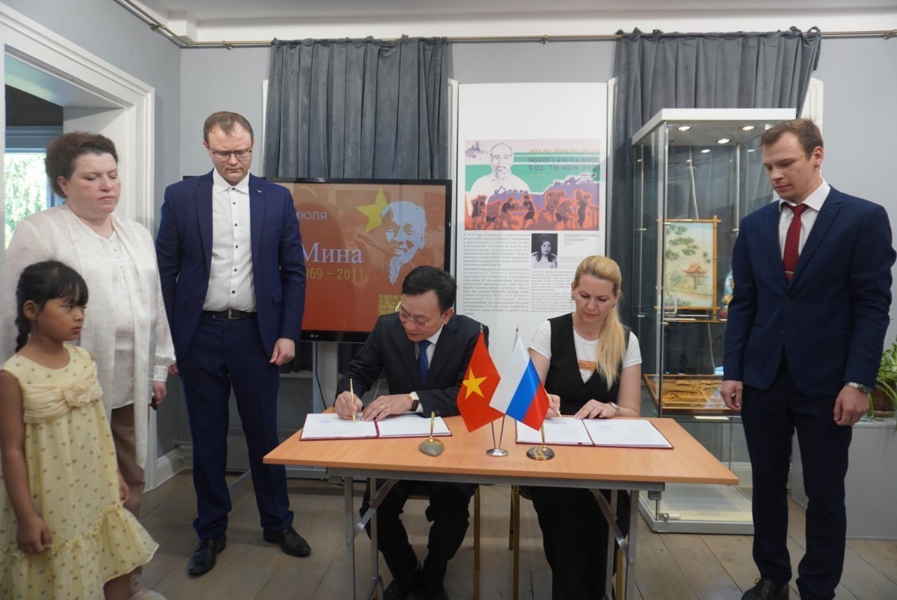 Triển lãm "Chân dung Hồ Chí Minh - Góc nhìn từ tranh cổ động" ở quê ...