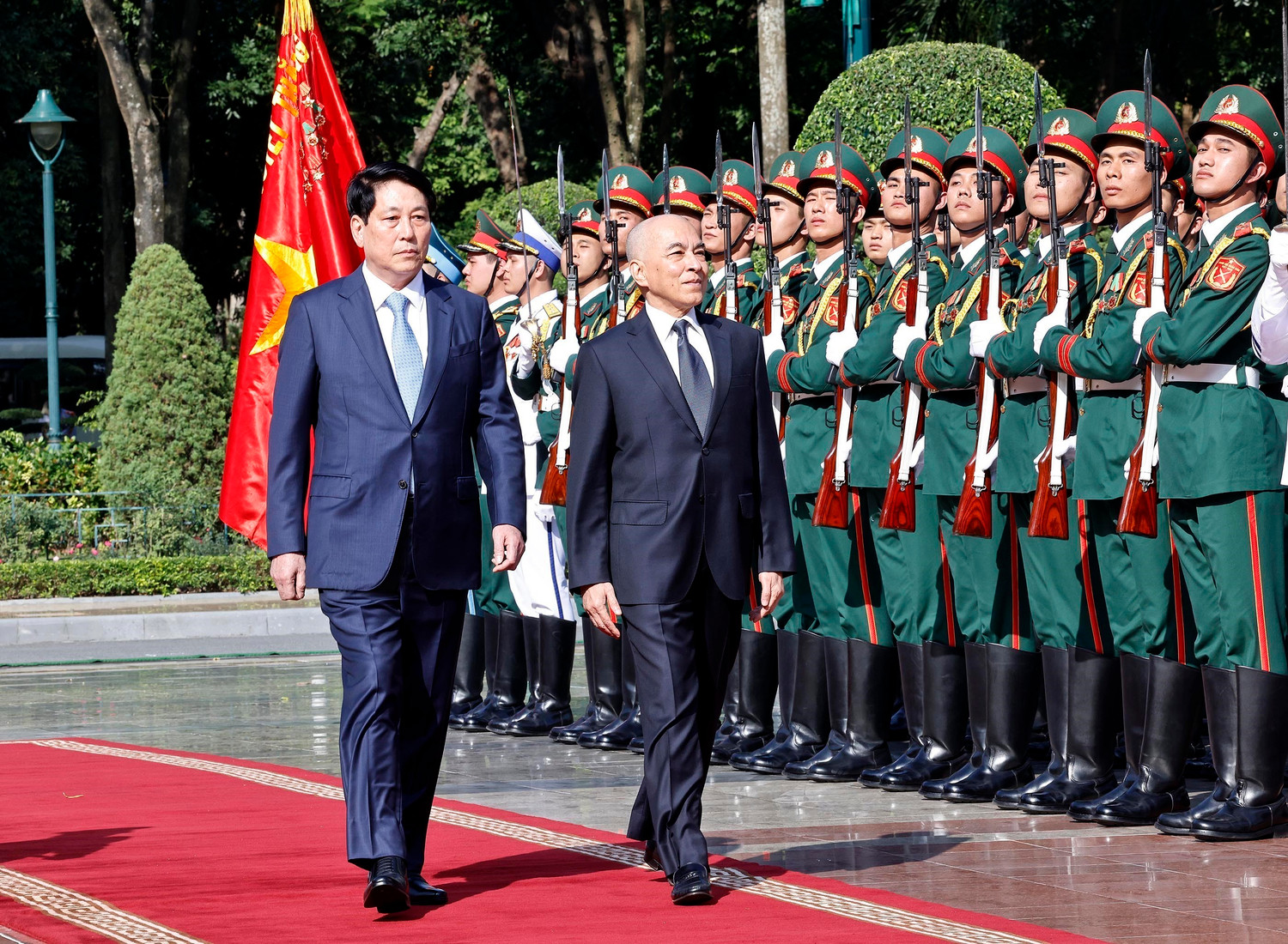 Chủ tịch nước Lương Cường chủ trì lễ đón Quốc vương Campuchia Norodom Sihamoni | Vietnam+ ...
