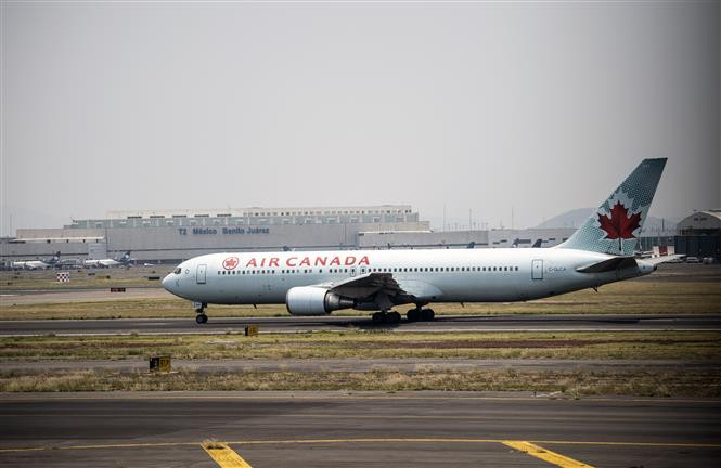 Air Canada buộc khách hàng khuyết tật phải tự "lê mình" ra cửa máy bay ...