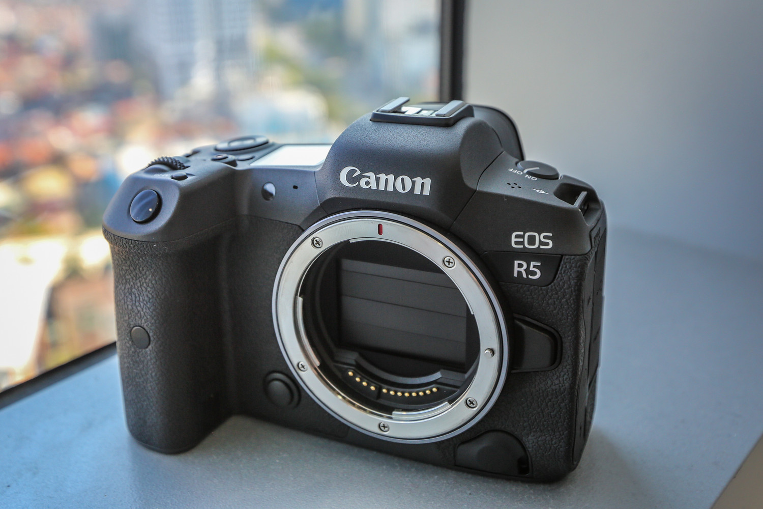 Cận cảnh EOS R5 - Mẫu máy ảnh mạnh nhất của Canon mới về Việt Nam ...