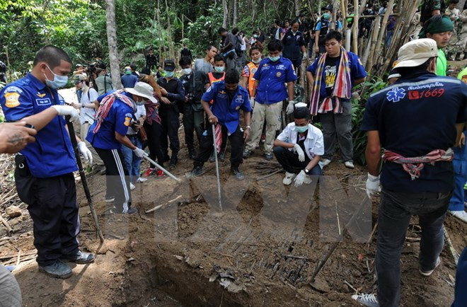 Cảnh sát Malaysia khai quật hố chôn người gần biên giới Thái Lan ...