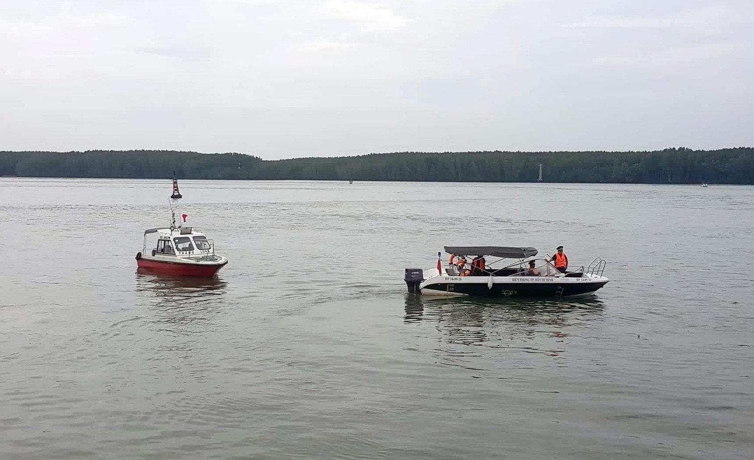 Chìm tàu trên sông Lòng Tàu: Hút khẩn cấp 150 tấn dầu khỏi tàu ...