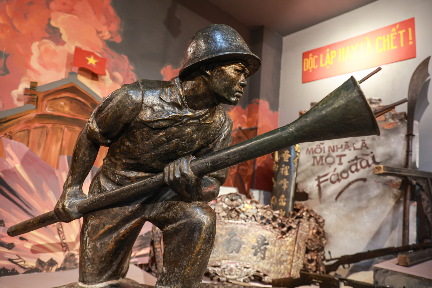 Cận cảnh hình ảnh cây bom ba càng gây xúc động trong phim 'Đào, Phở và ...