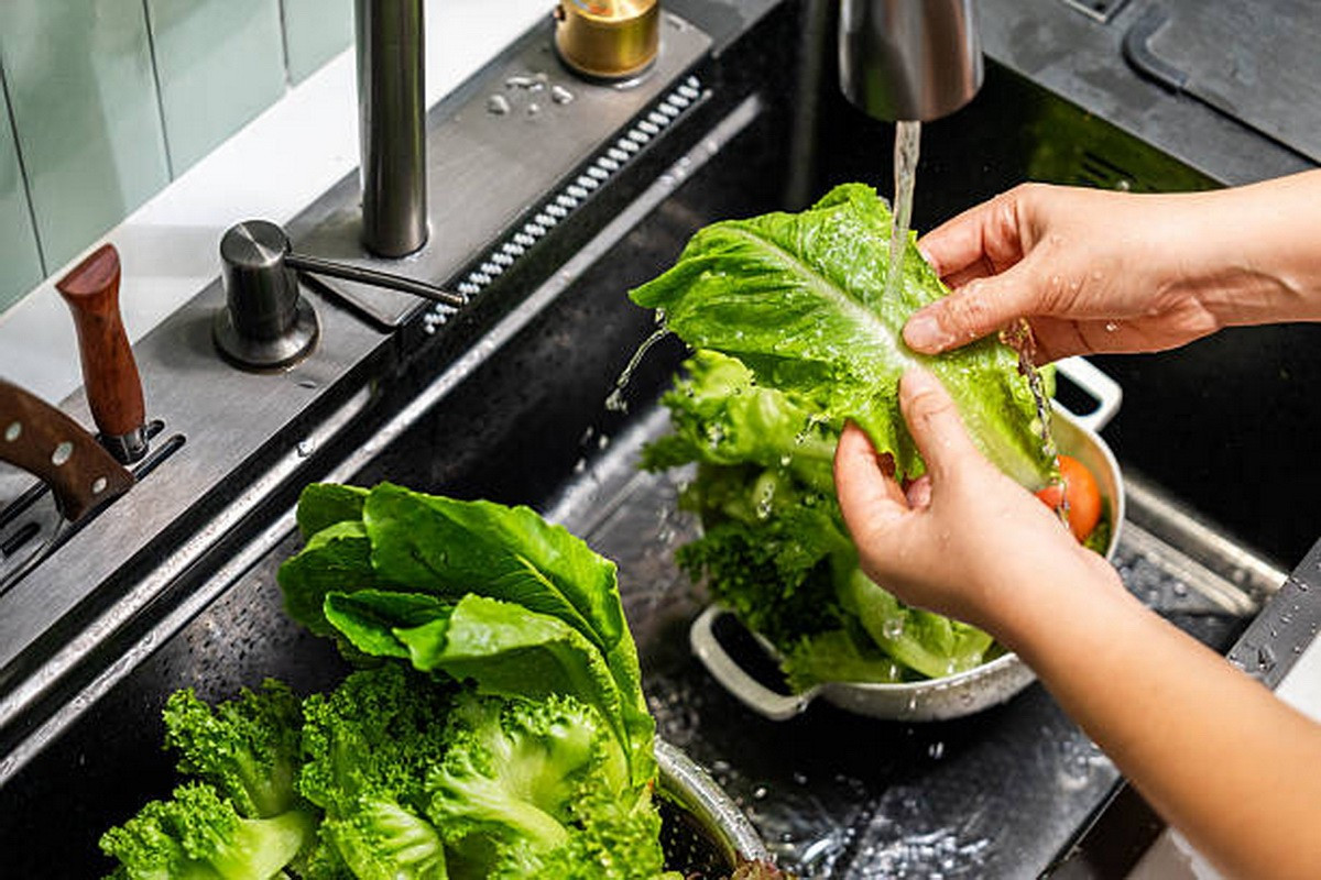 Cách Rửa Rau Củ Quả An Toàn, Giảm Nguy Cơ Ngộ Độc Thực Phẩm | Vietnam+ ...