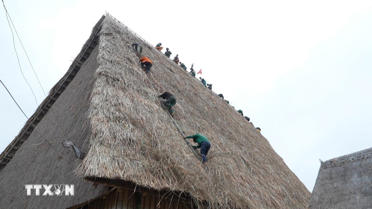 Ngôi nhà Rông lớn nhất Tây Nguyên được thay áo mới | Vietnam+ (VietnamPlus)