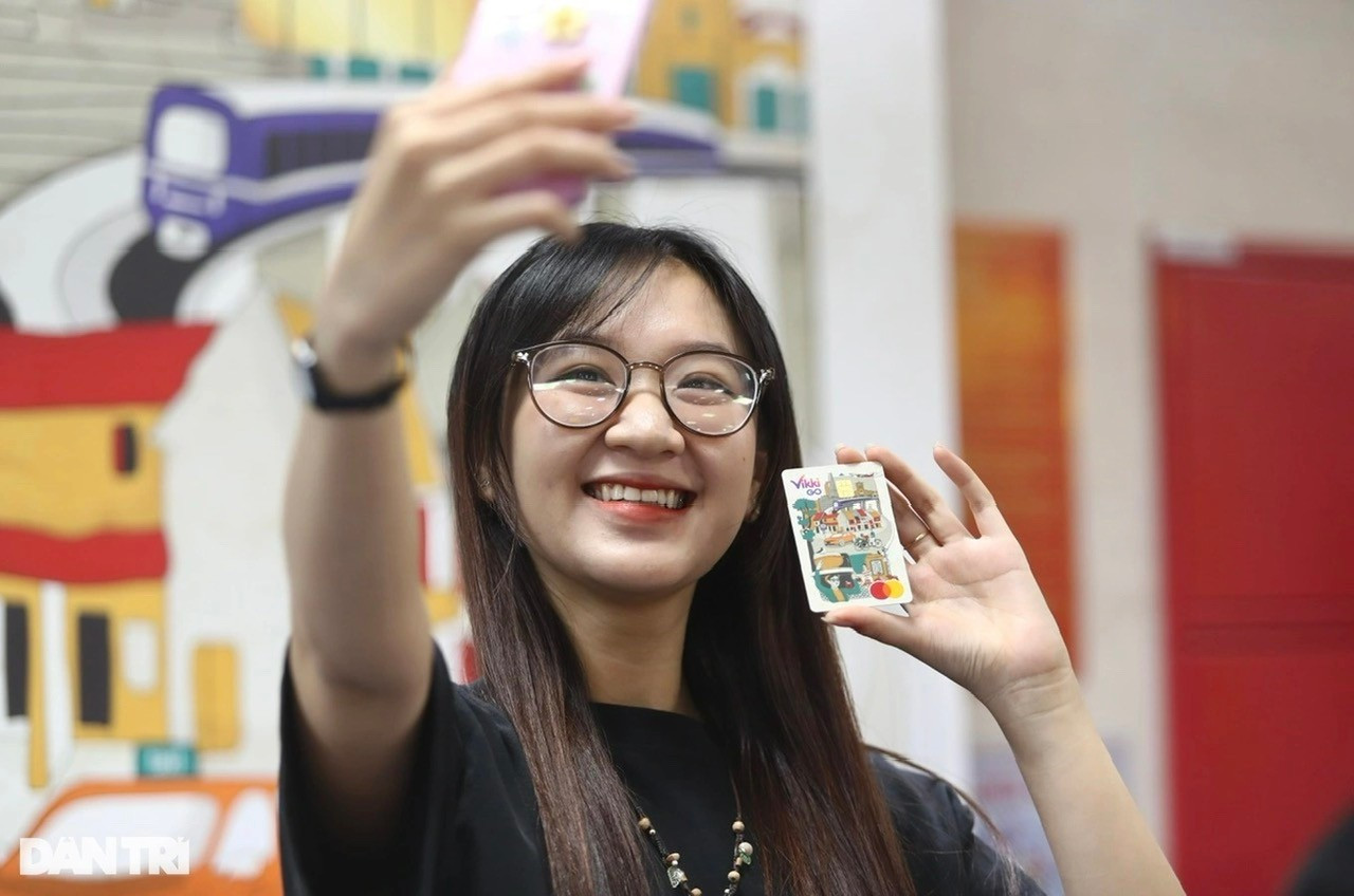 Người dân Thành phố Hồ Chí Minh nhận thẻ đi metro VikkiGO miễn phí ...